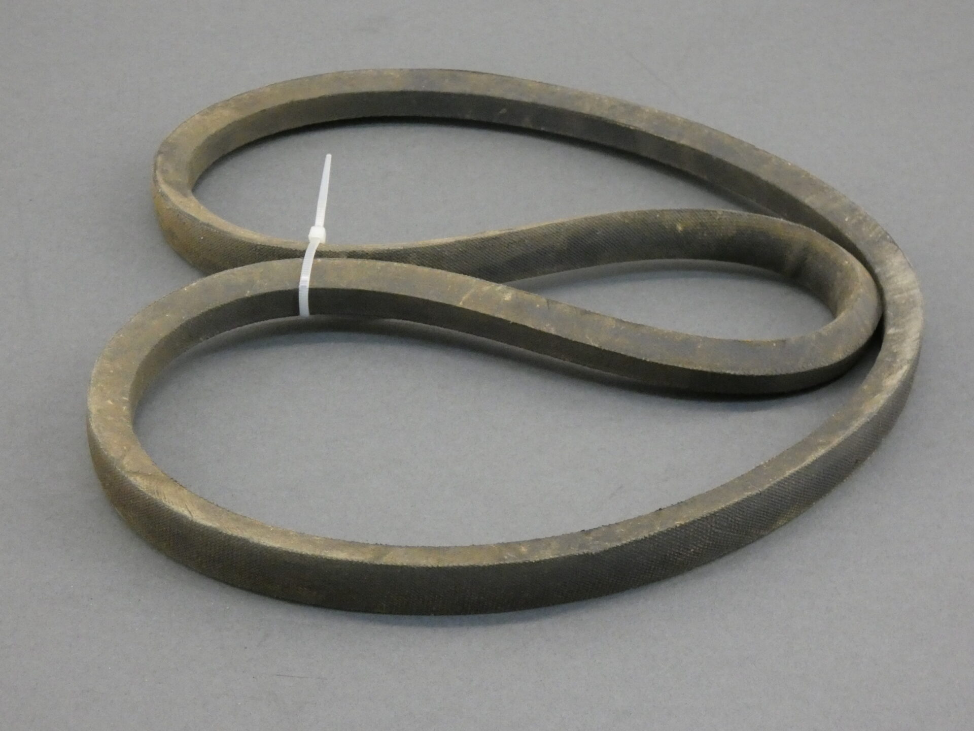 Gates B44 Hi-Power V-Belt – GPM Surplus