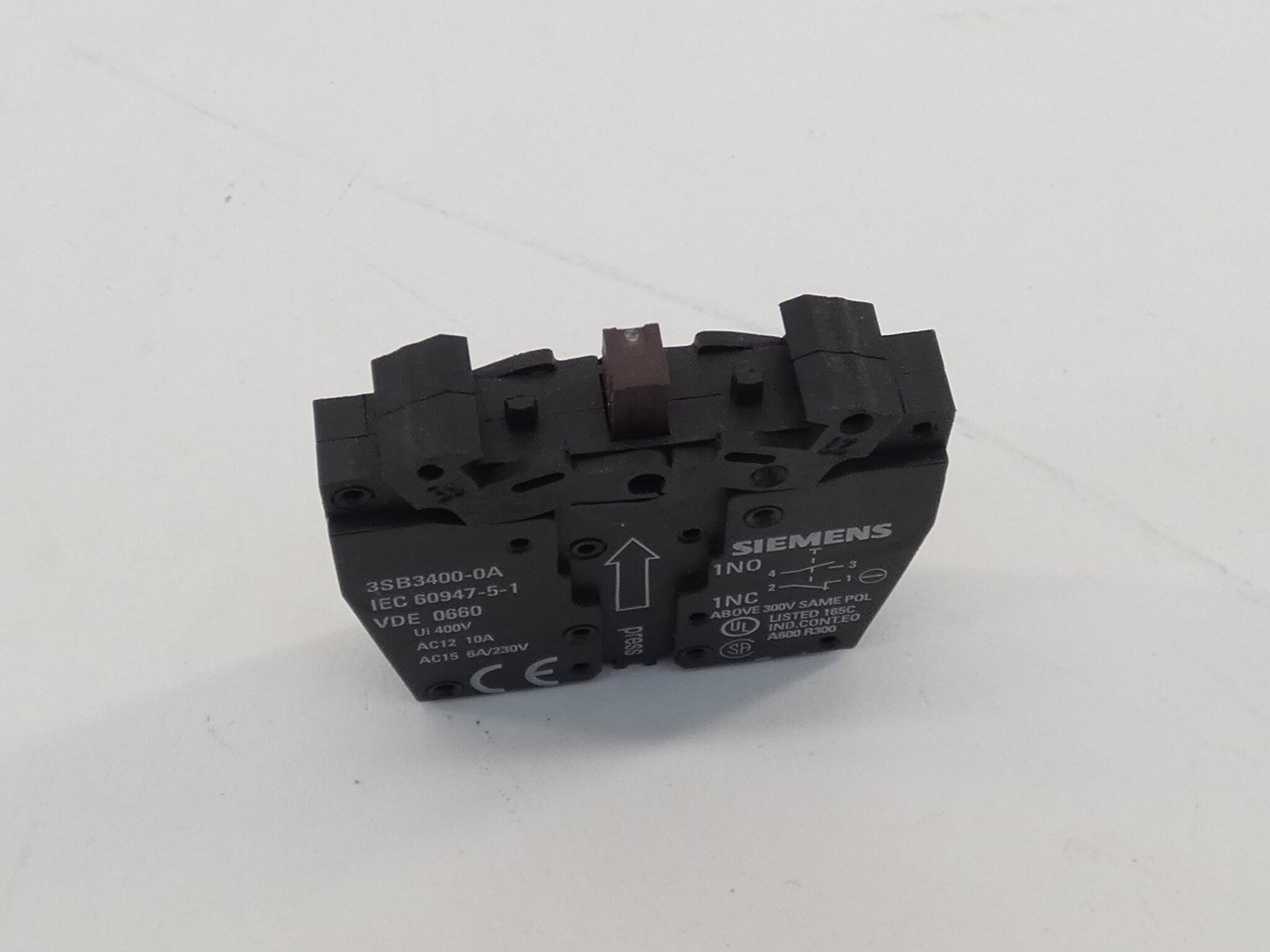 *Lot of 34* Siemens 3SB3400-0A Contact Blocks, 230V, 10A – GPM Surplus